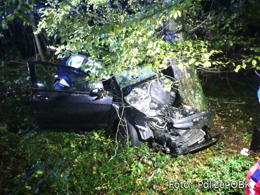 Oberberg-Heute.de / Blaulicht / Auto kracht gegen Baum - Zwei Schwerverletzte