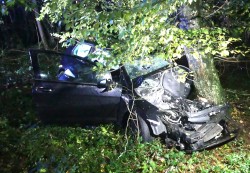 Oberberg-Heute.de / Blaulicht / Auto kracht gegen Baum - Zwei Schwerverletzte